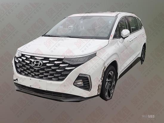 Hyundai 7-Seater MPV called 'Custo' seen without camouflage